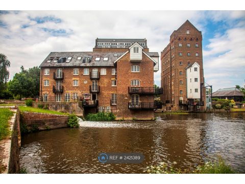 2 bed flat to rent in Coxes Lock, Addlestone KT15, £1,800 pcm - Zoopla