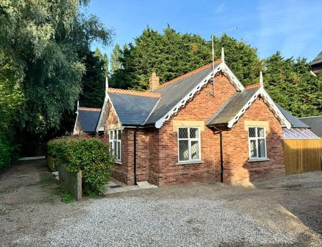 Smiths Villas, Chelmsford Road, Dunmow, Essex CM6, 2 bed bungalow to ...