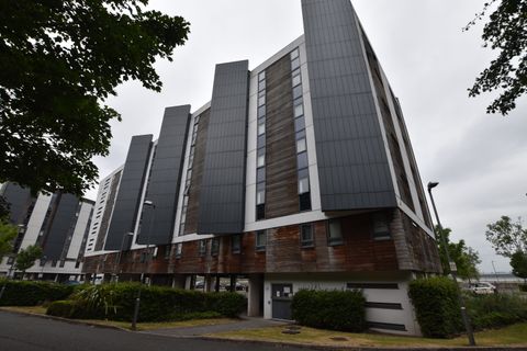 2 bed flat to rent in The Decks, Runcorn WA7, £675 pcm - Zoopla