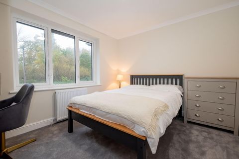 Room to rent in Horsell Moor, Horsell, Woking GU21, £1,120 pcm - Zoopla
