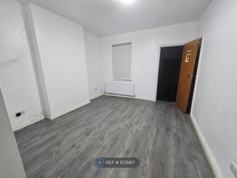 2 bed flat to rent in Stockingstone Road, Luton LU2, £1,300 pcm - Zoopla