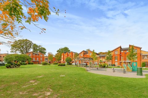 Commonwealth Drive, Crawley RH10, 2 bed flat to rent, £1,500 pcm - Zoopla