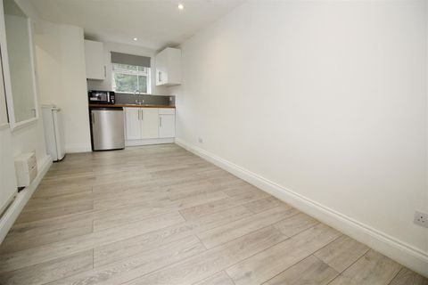Epping Walk, Crawley RH10, Studio to rent, £900 pcm - Zoopla