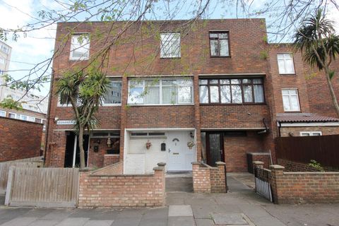 Leonard Robbins Path, London SE28, 3 bed terraced house for sale, £ ...