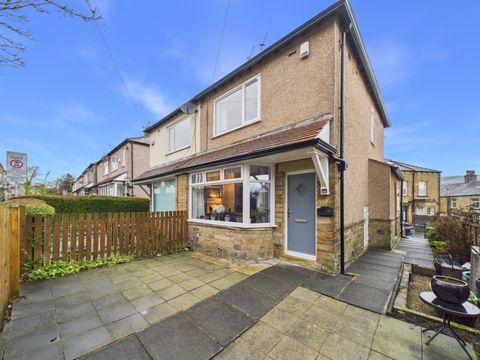 Lee Mount Road, Halifax, West Yorkshire HX3, 2 bed semi-detached house ...