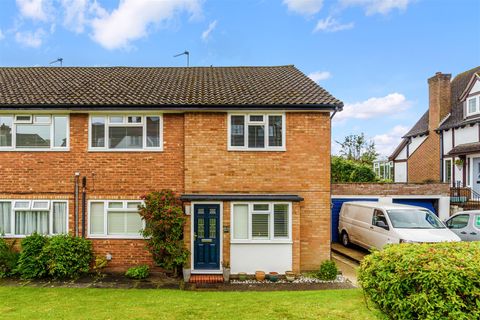 2 bed maisonette for sale in Fir Tree Road, Epsom KT17, £390,000 - Zoopla