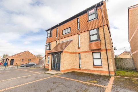 Studio to rent in Holmlea Road, Datchet, Slough SL3, £895 pcm - Zoopla