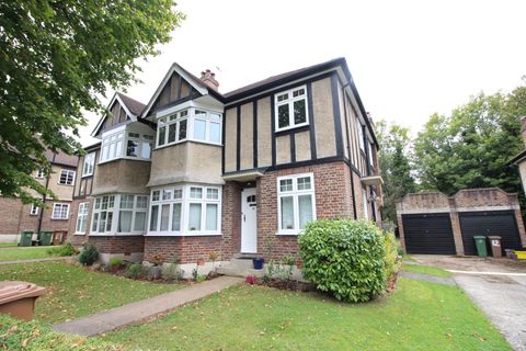 Grove Avenue, Sutton SM1, 2 bed maisonette to rent, £1,600 pcm - Zoopla