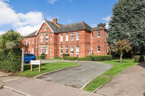 St Leonards, Oak Tree Way, Horsham RH13, 2 bed flat for sale, £275,000 ...