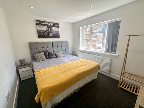 Rochfords Gardens, Slough SL2, Room to rent, £700 pcm - Zoopla