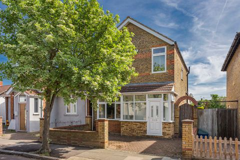 Prospect Crescent, Twickenham TW2, 3 bed detached house for sale, £725,000 - Zoopla