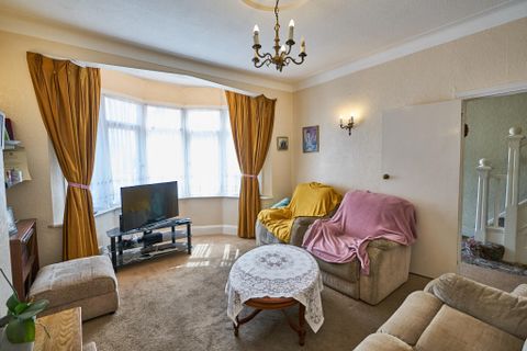 4 bed end terrace house to rent in Fairmead Gardens, Ilford IG4, £2,600 ...