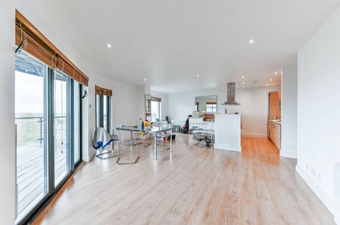 2 bed flat for sale in Point Central, East Croydon, Croydon CR0, £ ...