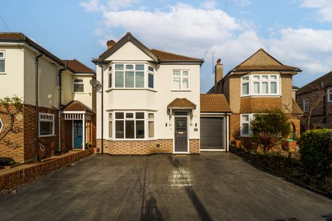 3 bed detached house for sale in Ashview Gardens, Ashford TW15, £ ...