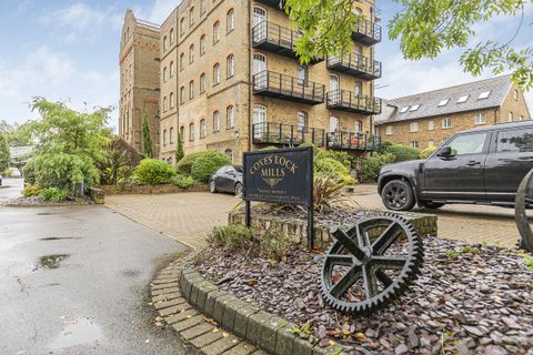 2 bed flat for sale in John Bunn Mill, Addlestone KT15, £350,000 - Zoopla