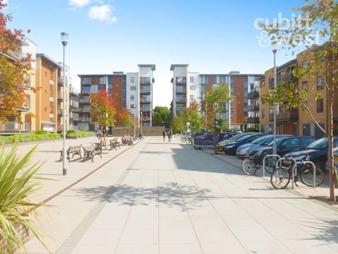 2 bed flat to rent in Commonwealth Drive, Crawley RH10, £1,350 pcm - Zoopla