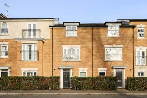 Parsonage Road, Horsham RH12, 4 bed town house for sale, £575,000 - Zoopla