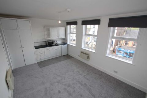 Studio to rent in Hook Road, Surbiton KT6, £950 pcm - Zoopla