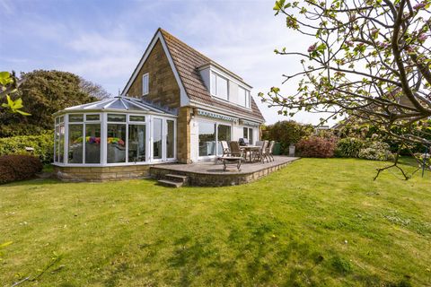 Grangeside, Ventnor PO38, 3 bed detached bungalow to rent, £1,450 pcm ...
