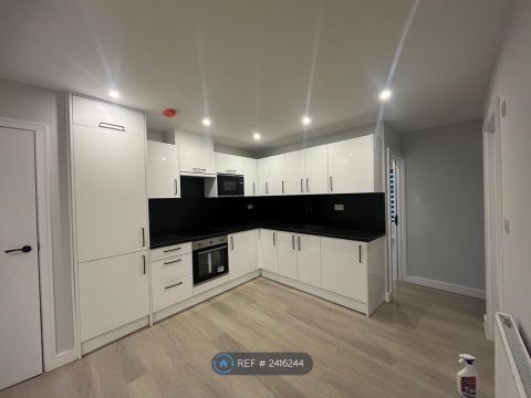 2 bed flat to rent in Front Lane, Upminster RM14, £1,550 pcm - Zoopla