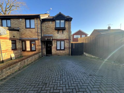 2 bed semi-detached house to rent in Bellerby Rise, Luton LU4, £1,300 ...