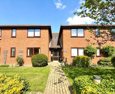 2 bed property for sale in Greville Park Road, Ashtead KT21, £250,000 ...