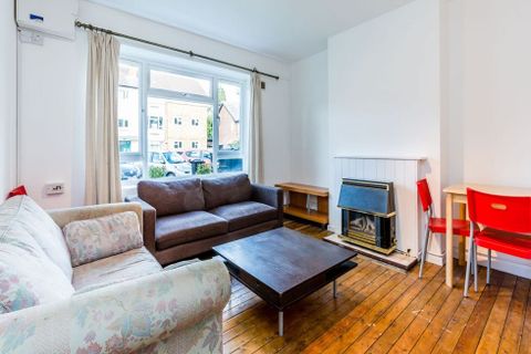 3 bed flat to rent in Boyton Close, London N8, £1,798 pcm - Zoopla