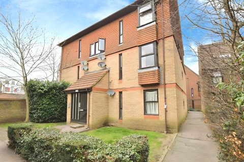 Alexander Close, East Barnet EN4, Studio to rent, £1,000 pcm - Zoopla