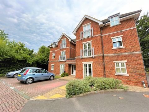 Bramshott Place, Fleet Road GU51, 2 bed flat to rent, £1,395 pcm - Zoopla