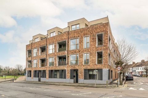 2 bed flat for sale in Streatham Road, Mitcham CR4, £425,000 - Zoopla