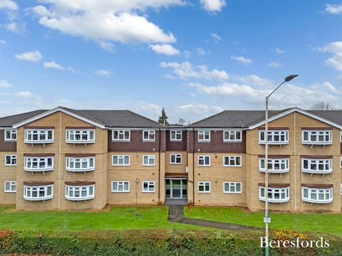 Hall Lane, Upminster RM14, 2 bed flat for sale, £400,000 - Zoopla