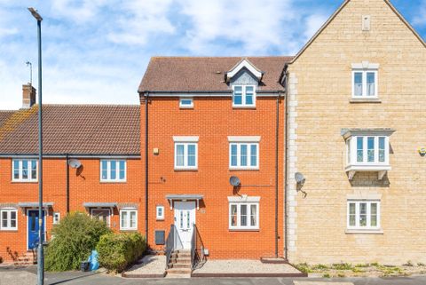 4 bed terraced house for sale in Millgrove Street, Swindon SN25, £ ...