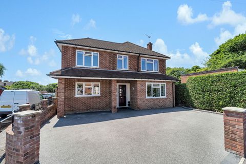 Stepgates, Chertsey KT16, 5 bed detached house for sale, £700,000 - Zoopla