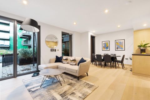 2 bed flat to rent in Legacy Building, Embassy Gardens, London SW11, £ ...