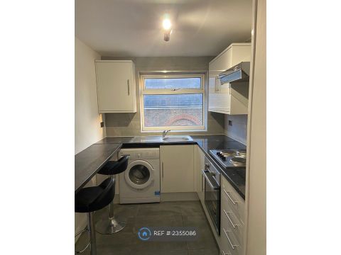 Studio to rent in Felbridge Court, Harlington UB3, £1,050 pcm - Zoopla