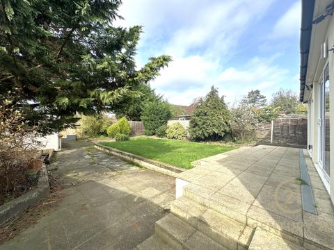 The Warren, Worcester Park KT4, 4 bed bungalow for sale, £850,000 - Zoopla