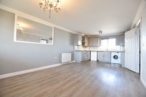 Pier Road, Erith DA8, 2 bed flat to rent, £1,500 pcm - Zoopla