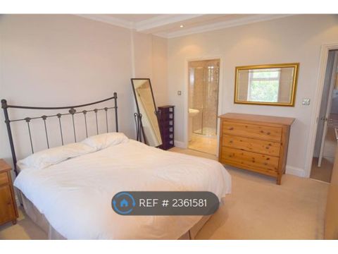 Central Road, Worcester Park KT4, 2 bed flat to rent, £1,600 pcm - Zoopla