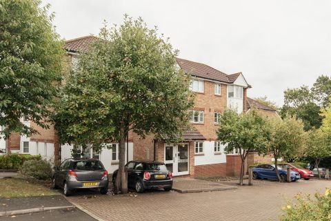 2 bed flat for sale in Autumn Drive, Sutton SM2, £275,000 - Zoopla