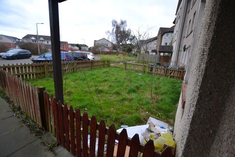 3 bed flat to rent in West Pilton Drive, Edinburgh EH4, £1,250 pcm - Zoopla