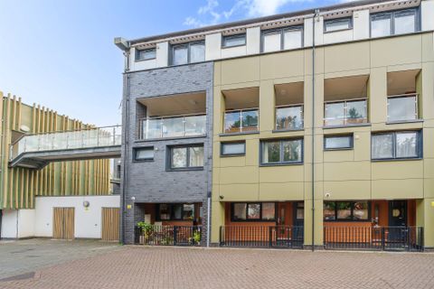 2 bed maisonette for sale in Evenlode, Maidenhead SL6, £285,000 - Zoopla