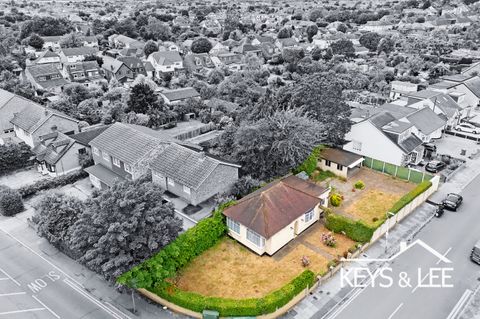 Chase Cross Road, Romford RM5, 2 bed bungalow for sale, £475,000 - Zoopla