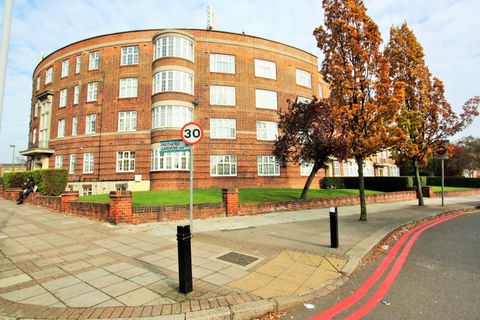 2 bed flat to rent in Quadrant Close, The Burroughs, Hendon NW4, £1,700 ...