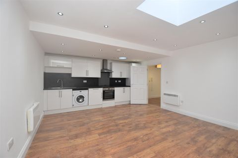 38-40 High Street, Horley RH6, 2 bed flat to rent, £1,200 pcm - Zoopla