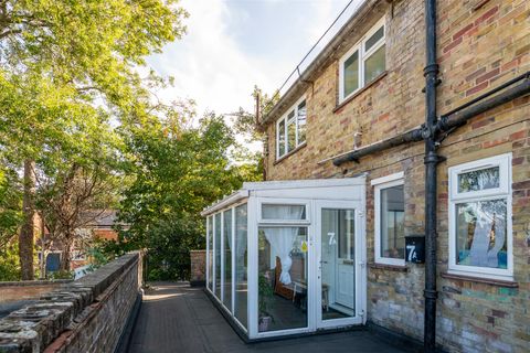Horley Row, Horley RH6, 3 bed maisonette for sale, £275,000 - Zoopla