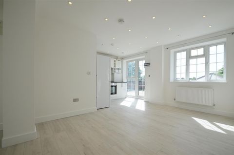 Park House, Ruislip Manor HA4, 2 bed flat to rent, £1,650 pcm - Zoopla