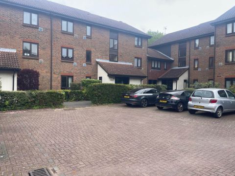 2 bed flat to rent in Braybourne Drive, Isleworth TW7, £1,550 pcm - Zoopla