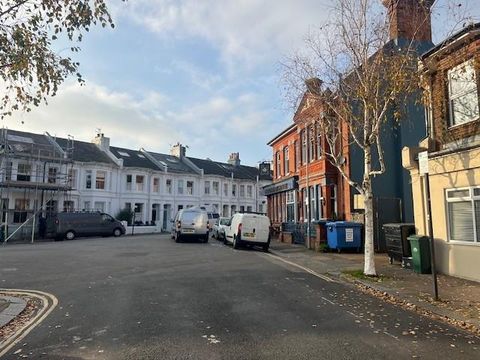 2 bed flat to rent in Upper Hamilton Road, Brighton BN1, £1,395 pcm ...