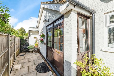 Ellingham Road, Chessington KT9, 4 bed bungalow for sale, £750,000 - Zoopla