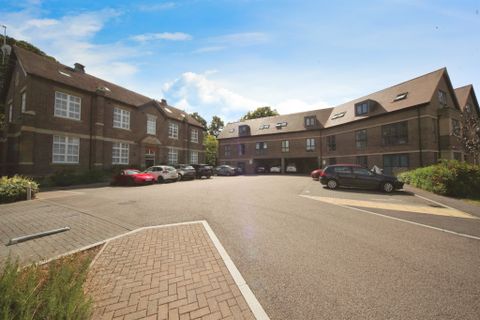 2 bed flat for sale in Frances Drive, Dunstable LU6, £300,000 - Zoopla